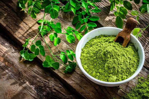 Bienfaits et utilisations de la poudre de moringa bio - Tchaou Group ...
